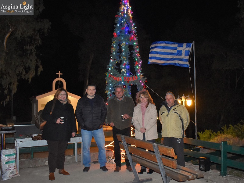 Η Αιγινήτισσα φώτισε το χριστουγεννιάτικο δέντρο της - AeginaLight
