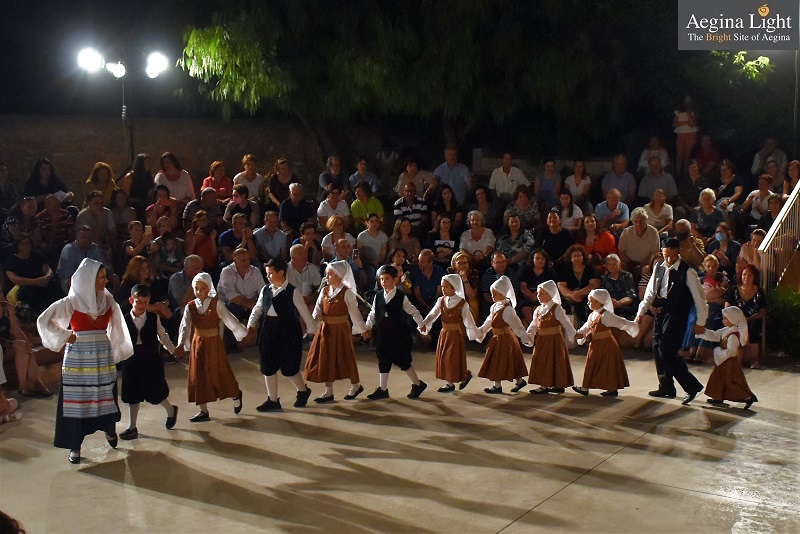 Μια όμορφη βραδιά γεμάτη παράδοση από τον Σύλλογο Γυναικών Αίγινας ...