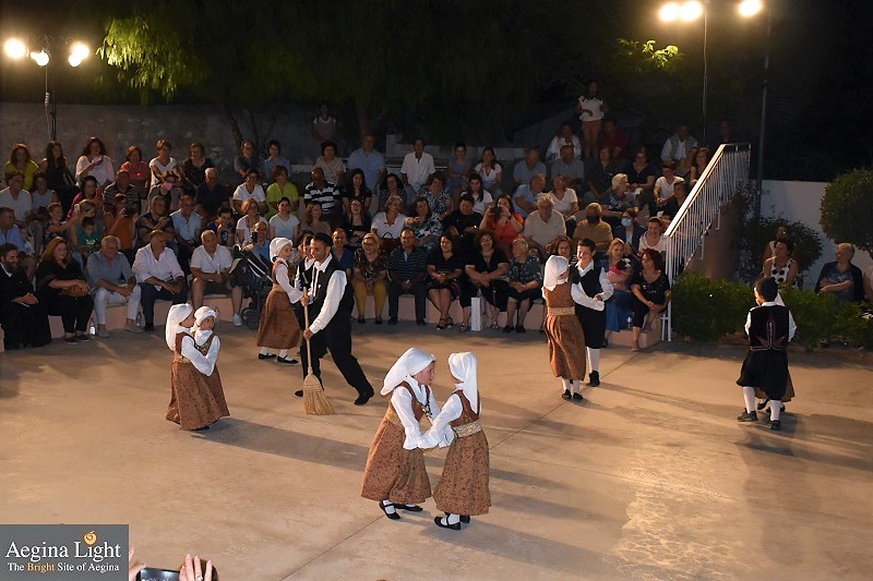 Μια όμορφη βραδιά γεμάτη παράδοση από τον Σύλλογο Γυναικών Αίγινας ...