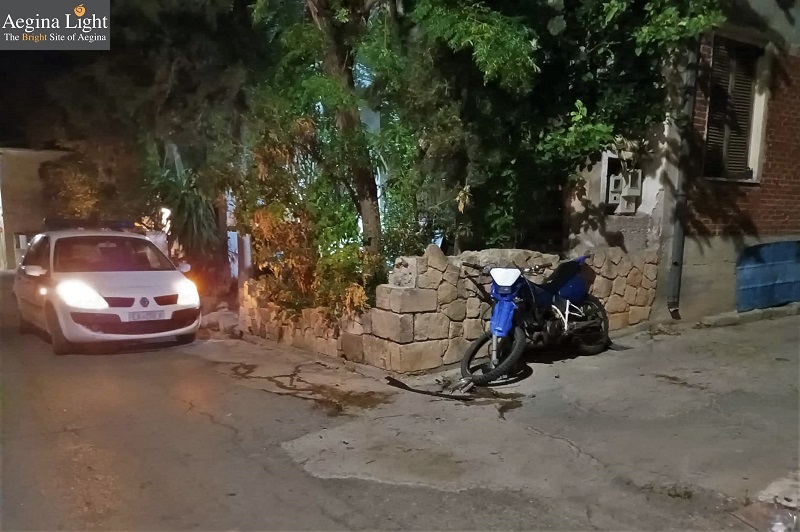 Τροχαίο ανάμεσα σε ΙΧ και μοτοσυκλέτα ψηλά στην οδό Αφαίας - AeginaLight