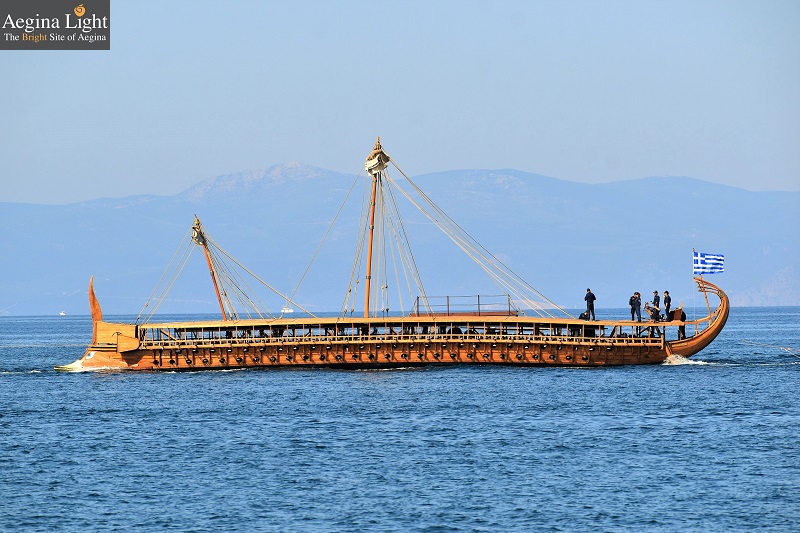 Προβολή βίντεο του Αχιλλέα Λεούση μπροστά από την τριήρη "Ολυμπιάς ...