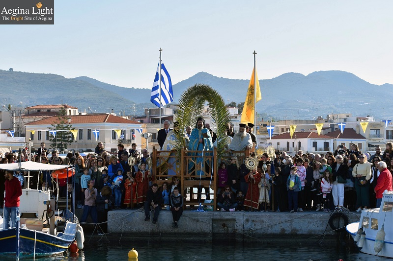 Ο Αγιασμός των υδάτων και το "πιάσιμο του Σταυρού" στο λιμάνι της ...