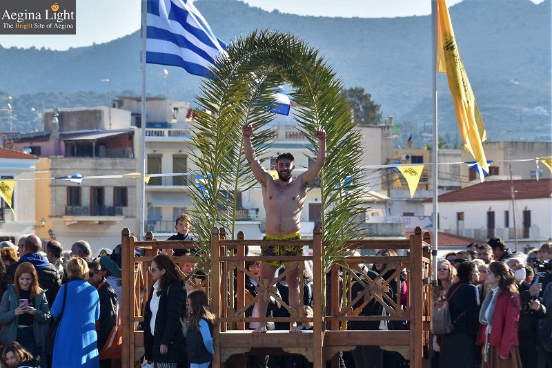 Ο Αγιασμός των υδάτων και το "πιάσιμο του Σταυρού" στο λιμάνι της ...